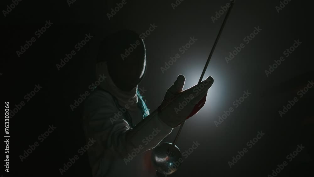 Vidéo Stock Medium footage of foilsman in epee mask holding rapier and ...