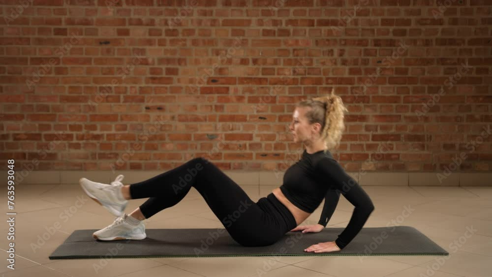 Video „Mastering a single-leg V-tuck on the left leg, a fitness expert ...
