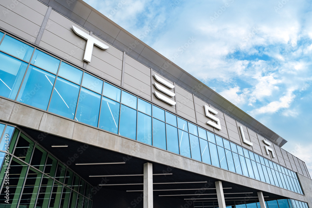 Tesla Giga Berlin lobby, Gigafactory Berlin-Brandenburg Tesla's first ...