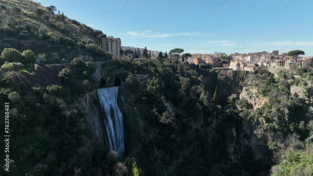 le cascate di Tivoli, città vicino Roma, famosa Villa Adriana e Villa D ...