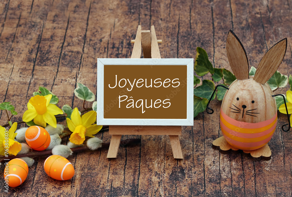 Carte de Pâques Joyeuses Pâques. Lapin de Pâques avec œufs de Pâques et ...