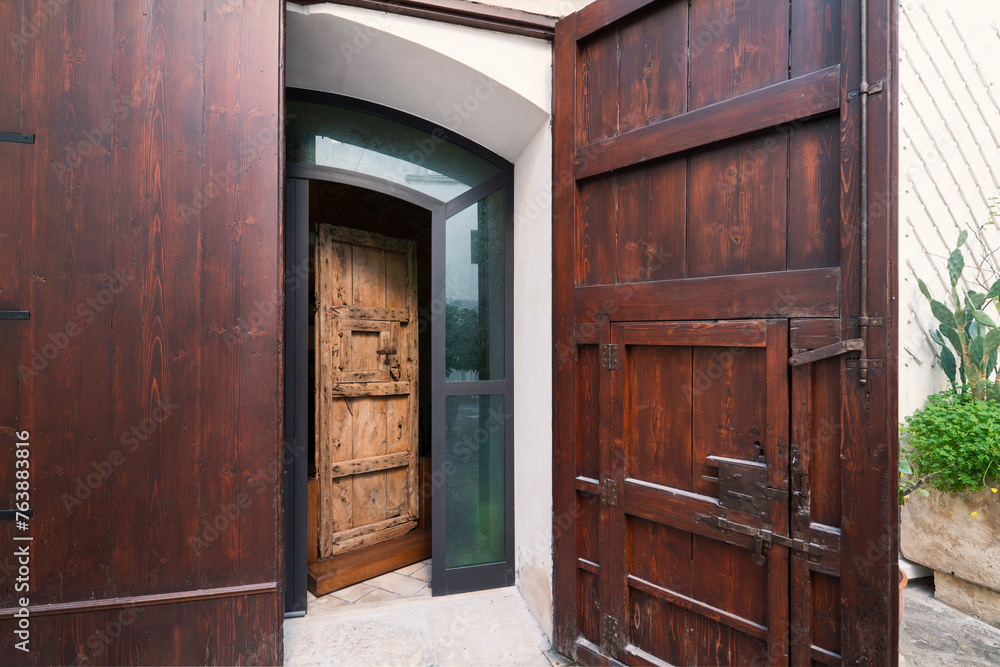 Poster Portone con porta antica – Wall Art | UkPosters