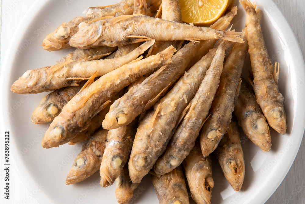 Vassoio con gianchetti fritti, tipica frittura di pesce italiano, cibo ...