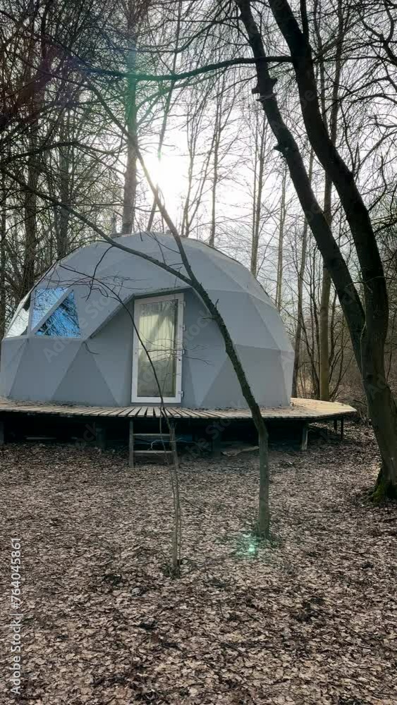 Vidéo Stock Glamping Domes in campsite in forest. Geodesic Dome House ...