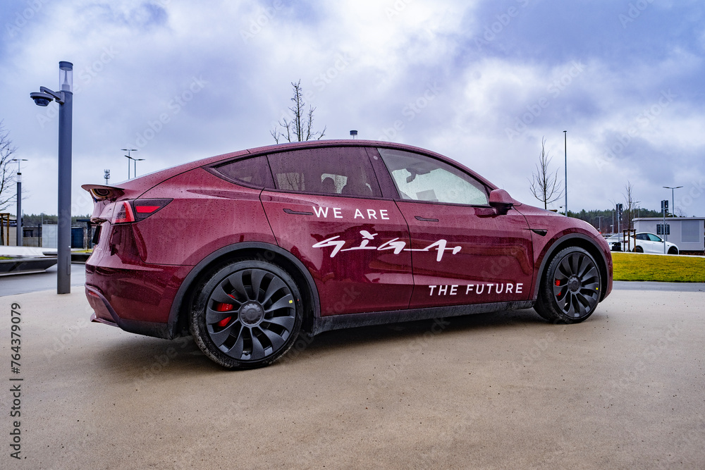 tesla model y midnight cherry red, gigafactory berlin brandenburg ...