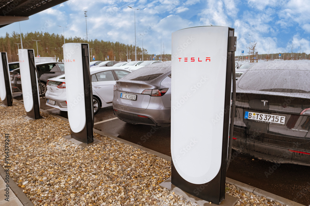 Tesla-Supercharger v4 mit Lounge deutscher Fabrik Giga Berlin ...