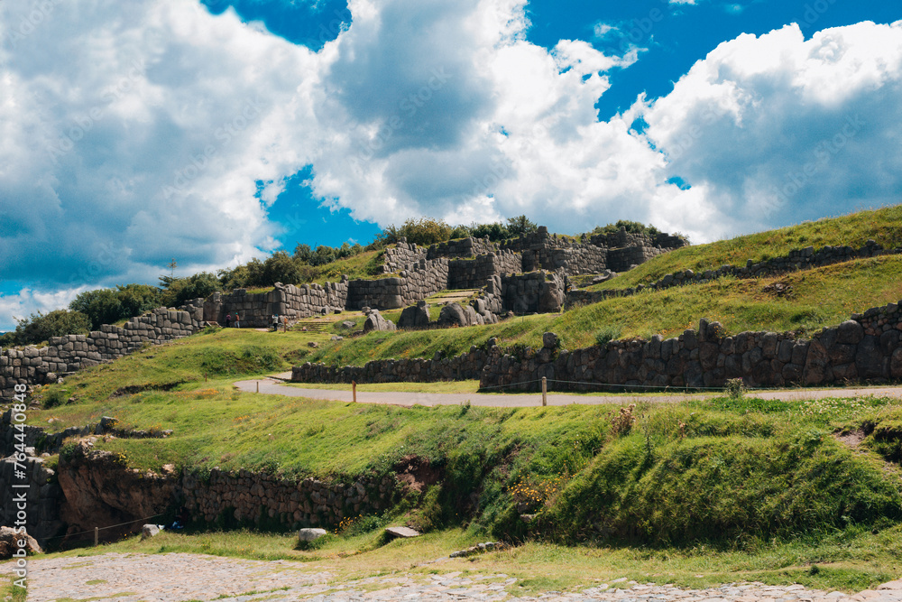 Foto de ruinas incas del sitio arqueológico Sacsayhuamán en Cusco do ...