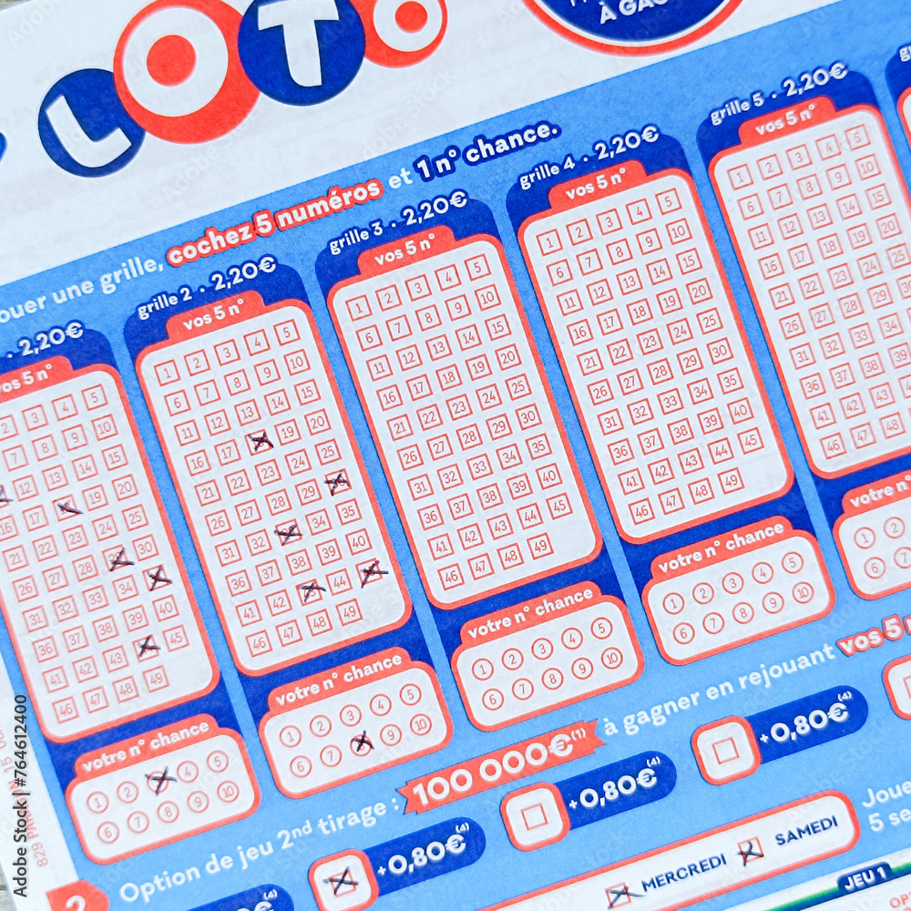 Gros plan de grilles françaises de loto, de la société FDJ (La ...