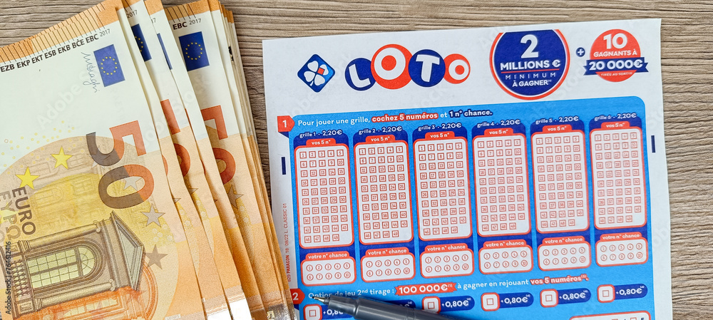 Gros plan de grilles françaises de loto, de la société FDJ (La ...