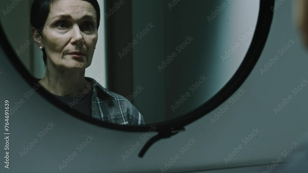 Vidéo Stock Over shoulder shot of battered Caucasian adult woman ...