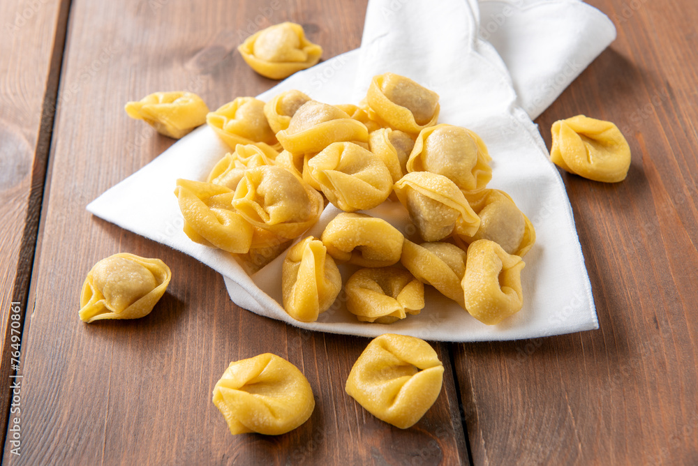 Tortellini bolognesi freschi, tipica pasta all'uovo italiana ripiena di ...
