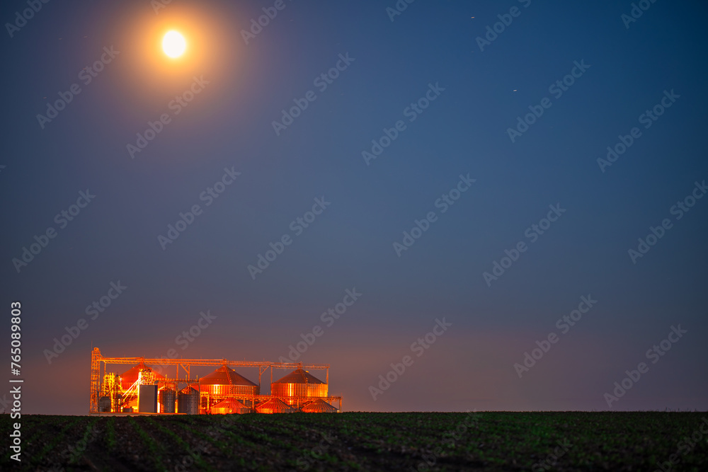 Agricultural Silo Complex: Grain Storage Elevator foto de Stock | Adobe ...