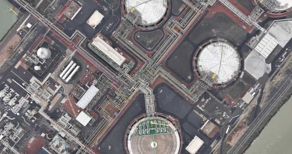 Liquid natural gas terminal, transportation over sea. Storage ...