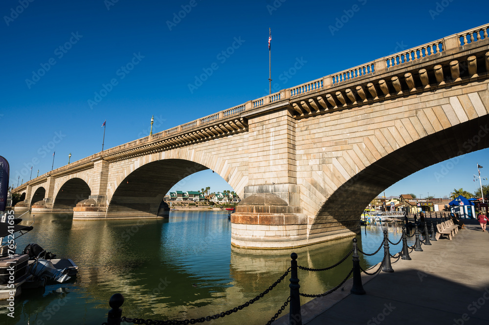 Foto de Tourists near the old London Bridge, which was relocated from ...