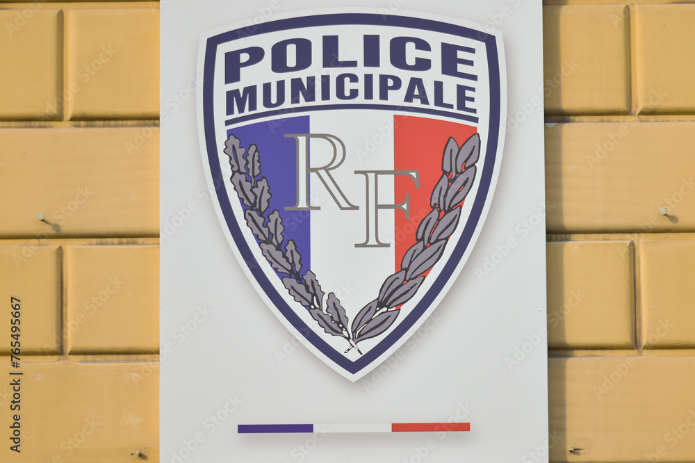 Un logo de la police municipale avec le symbole de la republique et les ...