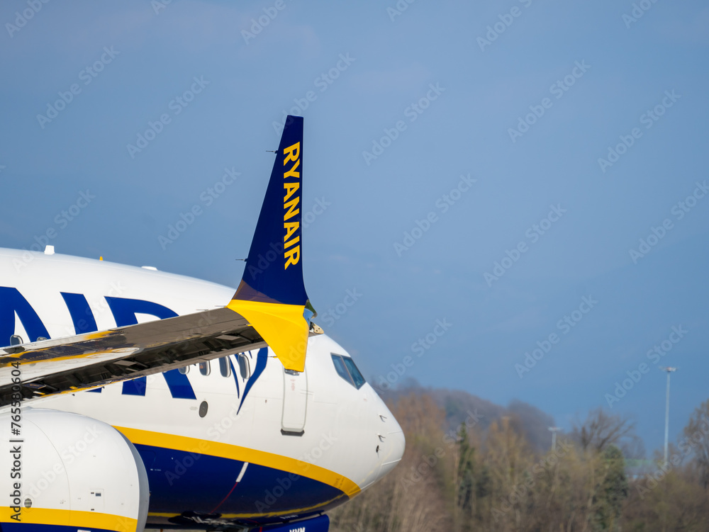 Ryanair Boeing 737 800 split-tip winglet also called split-scimitar ...
