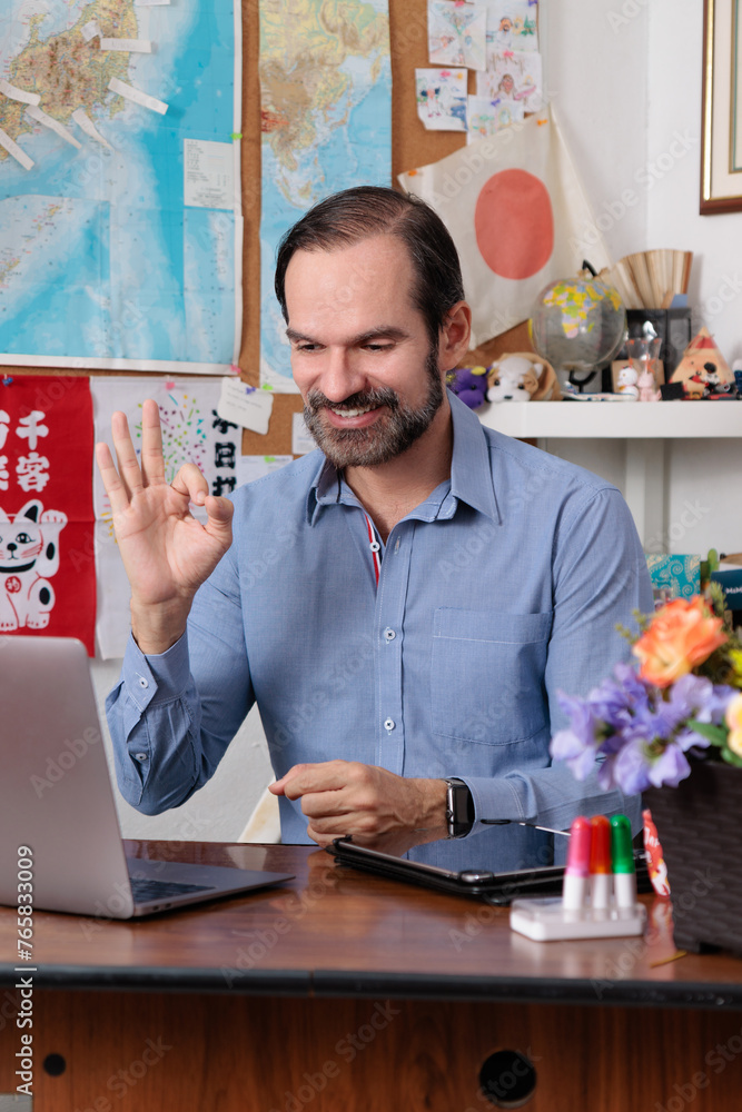 Foto de Experimentado profesor adulto latino dando clases de japonés en ...
