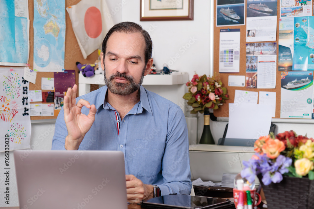 Foto de Experimentado profesor adulto latino dando clases de japonés en ...