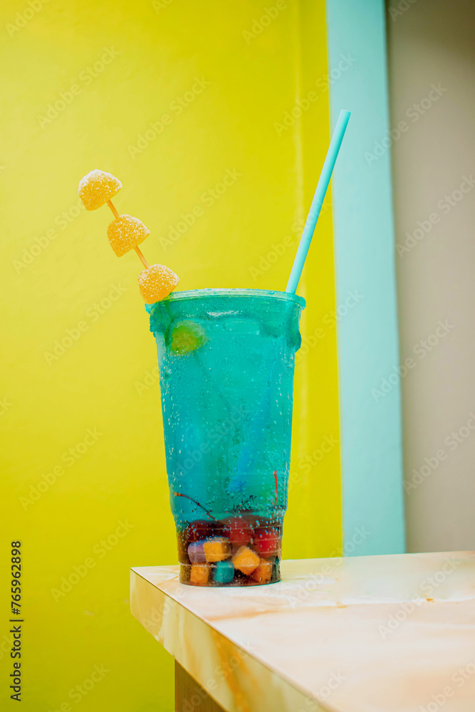 Azulito o bebida de vodka color azul con gomitas y dulces adornada de ...