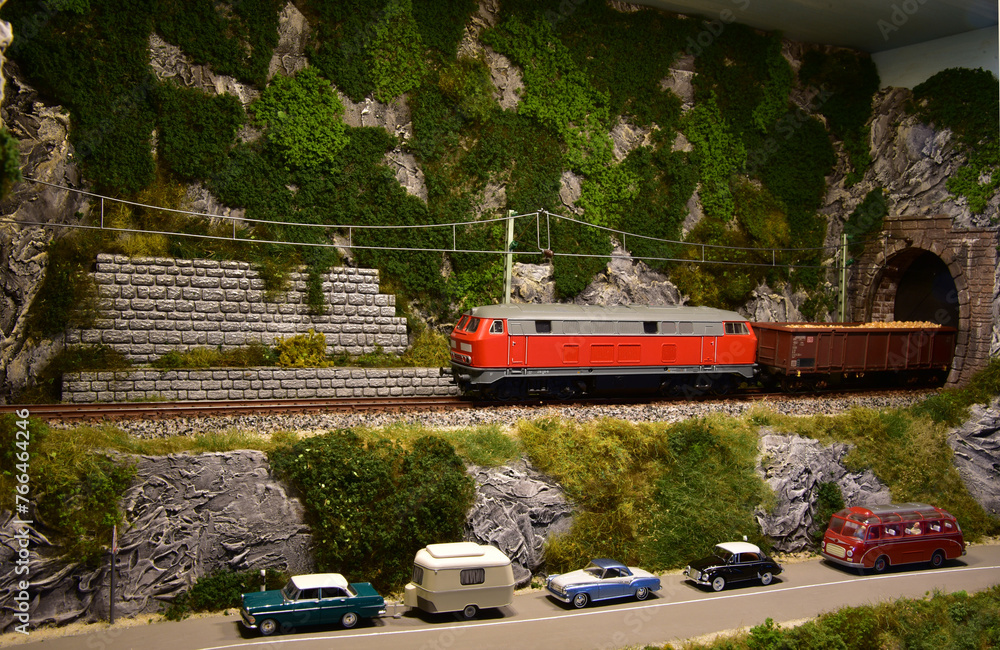 Modellbahn-Diorama der Höllentalbahn Hirschsprung mit E-Lok, Diesellok ...