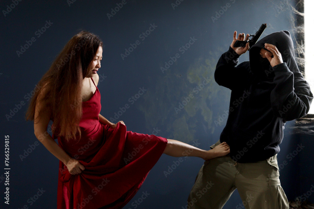 Criminal man attacks woman, but woman fights back to defend herself ...