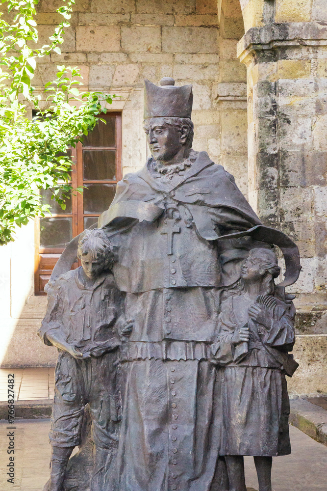 Escultura del obispo Juan Cruz Ruiz de Cabañas y Crespo. Fundador del ...