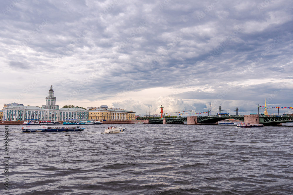 Am Fluss Der Newa In St Petersburg In Russland Im Hintergrund Ist Die