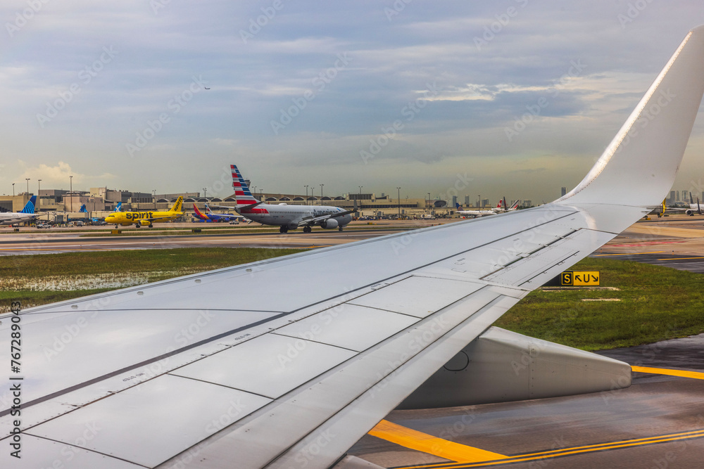 Foto de View from the airplane window as the aircraft awaits its turn ...