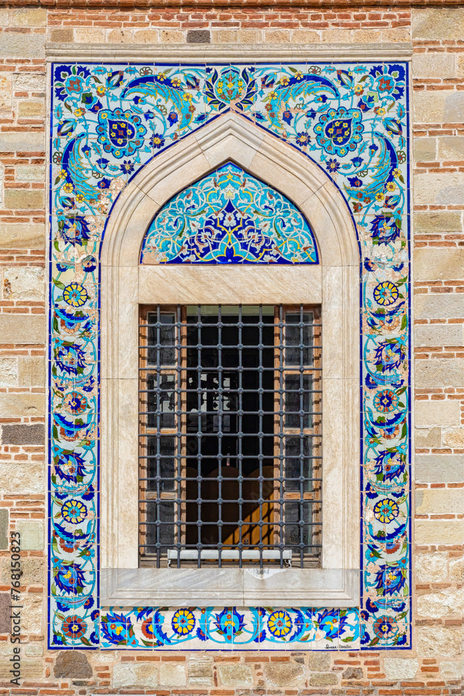 Foto de Konak Mosque, Izmir. Traditional arched window framed by ...