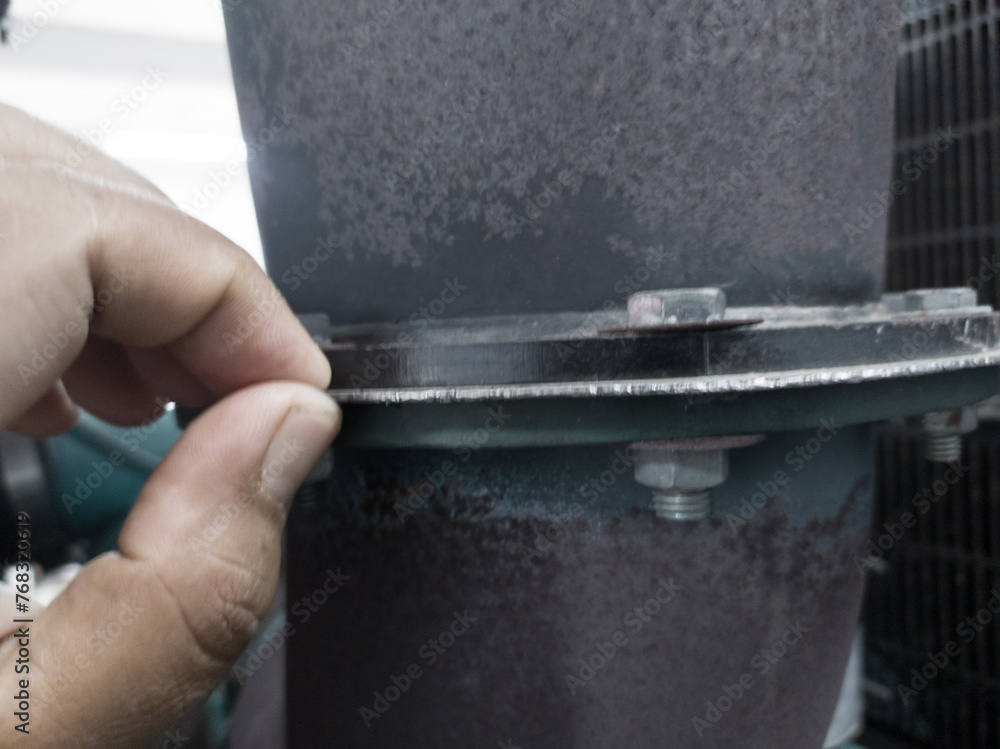 Check the shim plate on the connection metal exhaust pipe engine. Stock ...