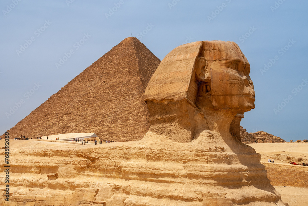 Close-up of Great Sphinx in front of Pyramid of Cheops (Khufu). Giza ...