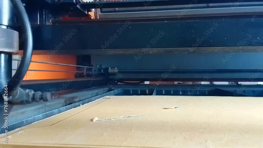 Vidéo Stock a burst of hot flames from the laser machine cutting head ...