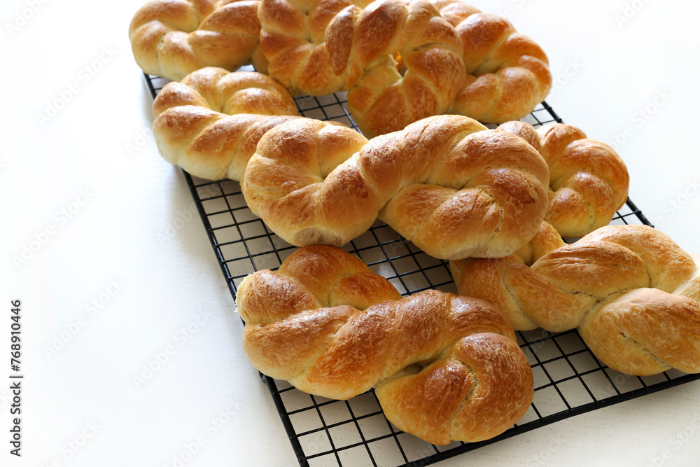 Cucina rumena. Mucenici, pane dolce tradizionale fatto in casa ...