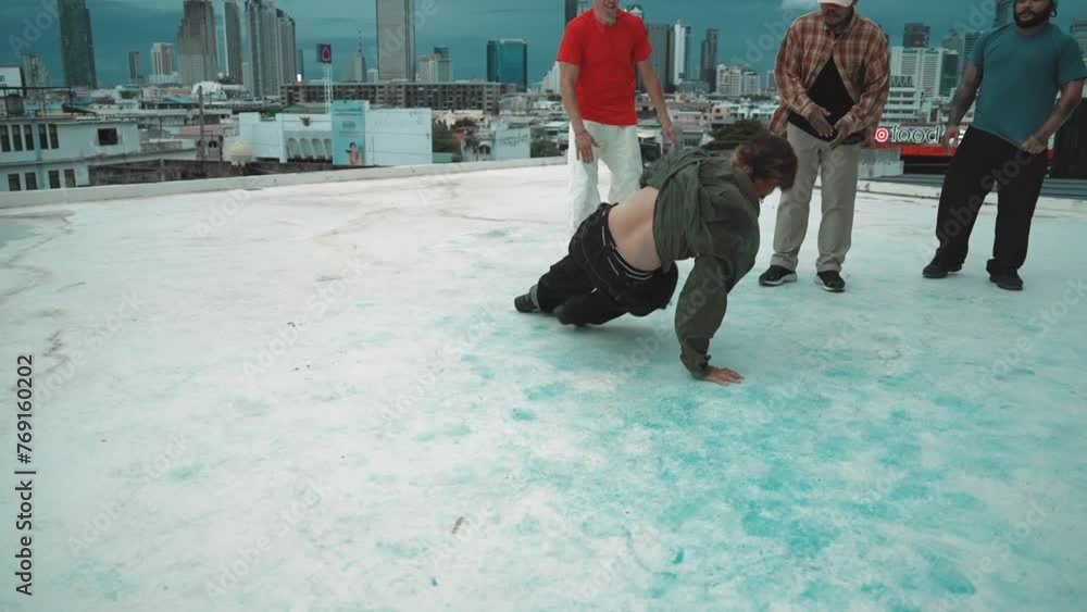 Vidéo Stock Professional hipster doing freeze pose while moving ...