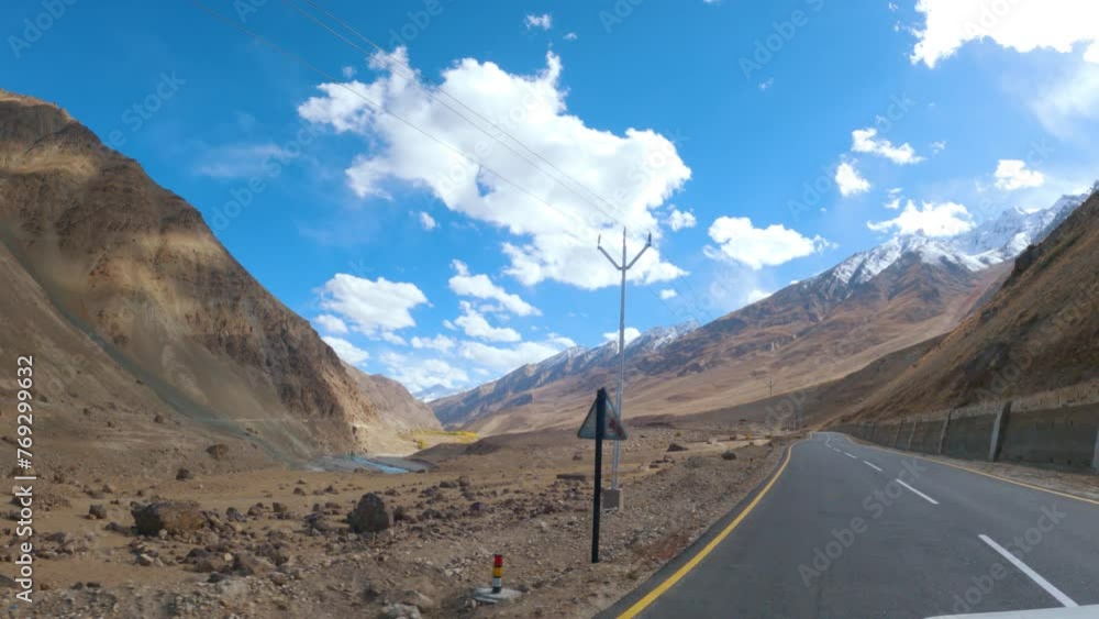 Vidéo Stock 4K shot of blue coloured Zanskar river flowing besides the ...