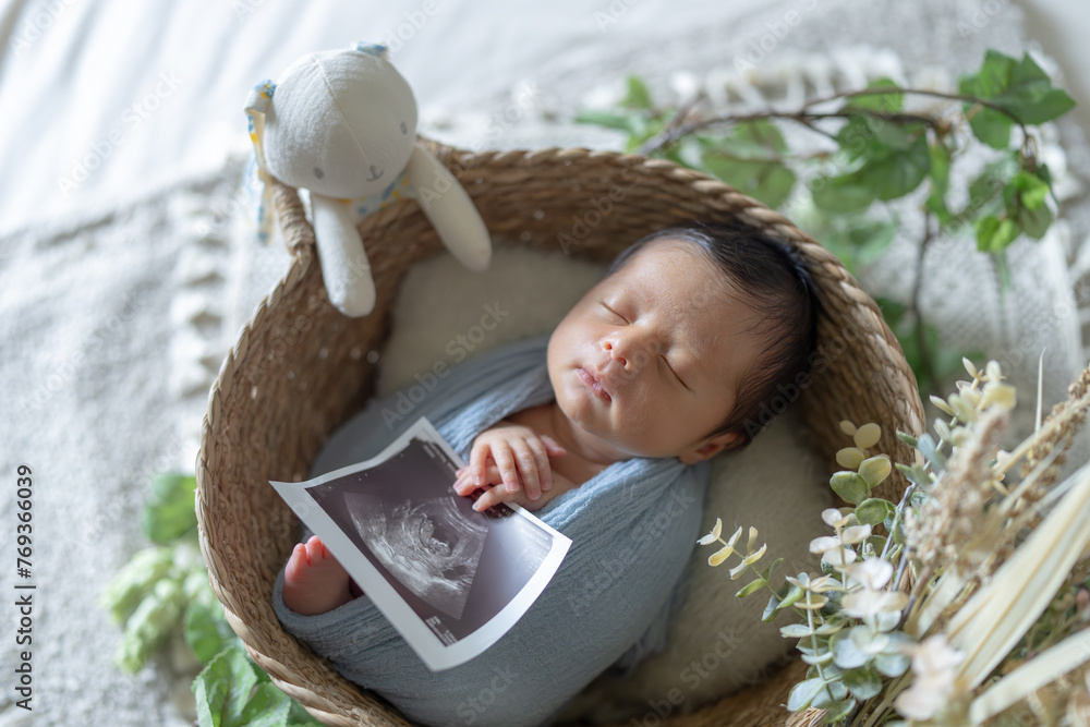 Foto de Newborn photo of a newborn baby who is 8 days old, half ...