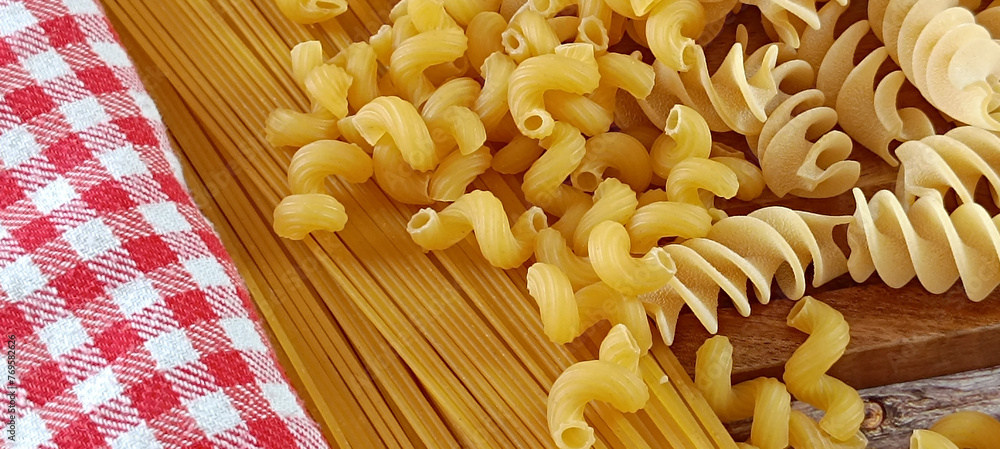 fond de plusieurs sortes de pâtes crues, en gros plan. Stock Photo ...