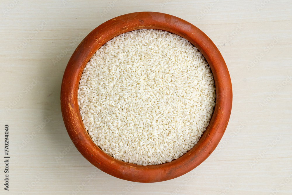 Food rice in an earthen pot on a wooden background. It is the Premium ...