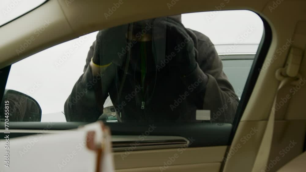 Vidéo Stock Car thief burglar looking through window contemplating his ...