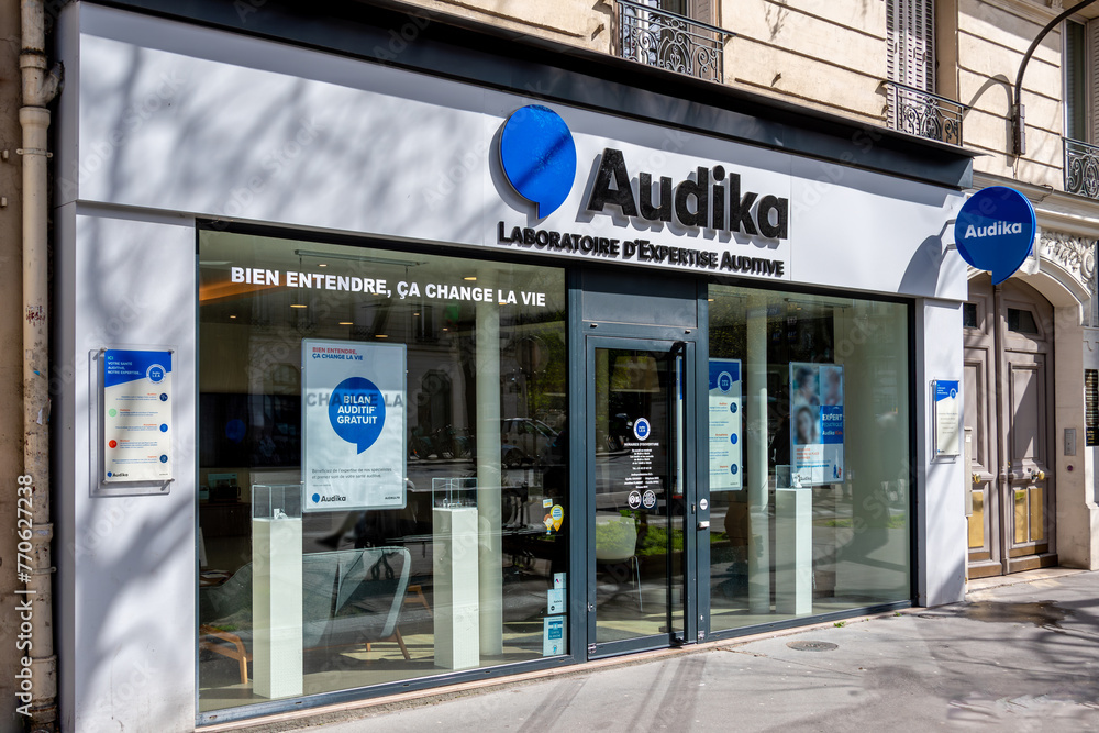 Paris, France - 26 mars 2024: Vue extérieure d'un magasin Audika. Audika Groupe est une ...