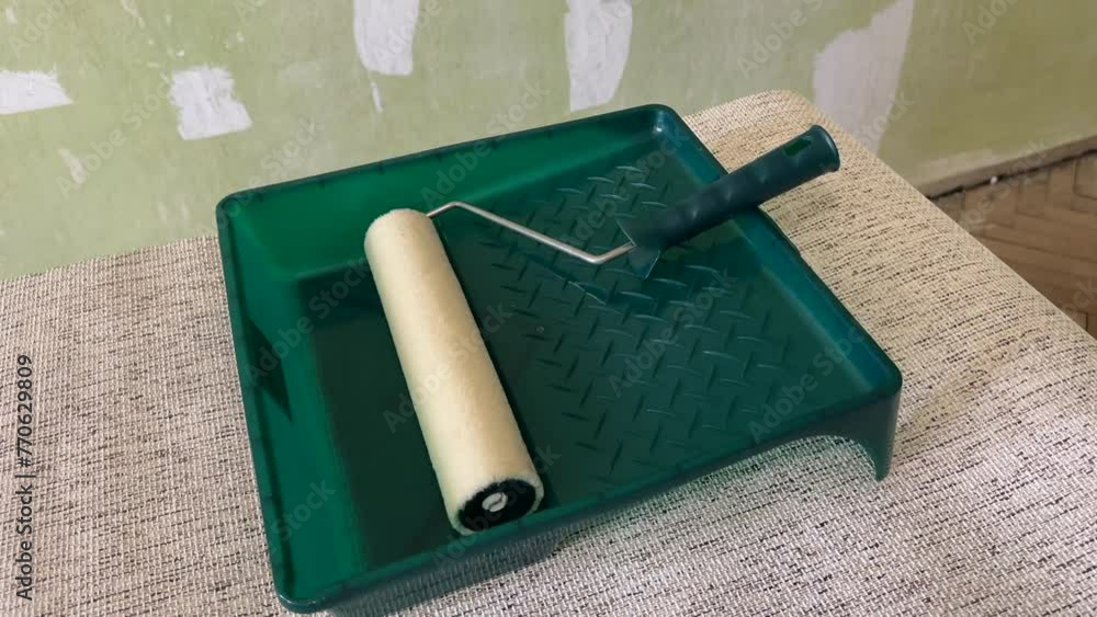 Vidéo Stock Paint roller in container room. Painting the walls in a ...