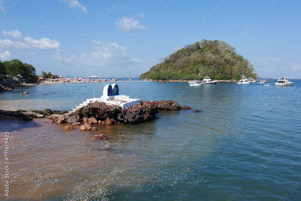 Küste auf der tropischen Insel Isla Taboga mit Andachtsstätte und ...