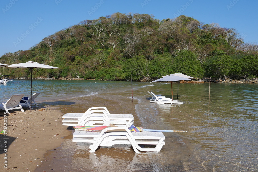 Foto de Überfluteter Strand Playa Restinga mit Liegen bei Hochwasser ...