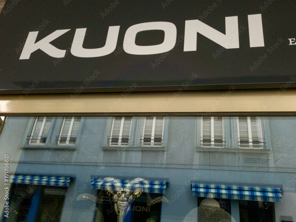 le logo de la compagnie de voyage Kuoni au dessus de la vitrine d'une ...
