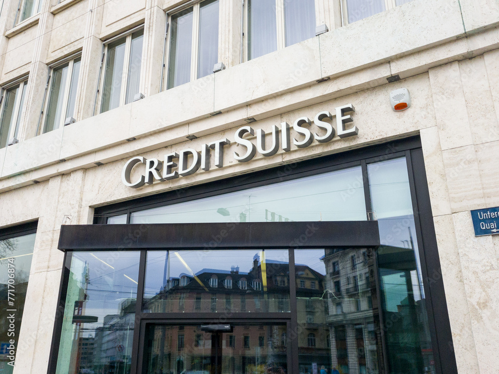 le logo de la banque Credit Suisse sur la façade d'une agence bancaire ...