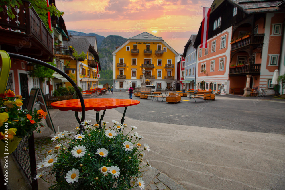 Famous Hallstatt mountain village in the Austrian Alps at sunrise ...