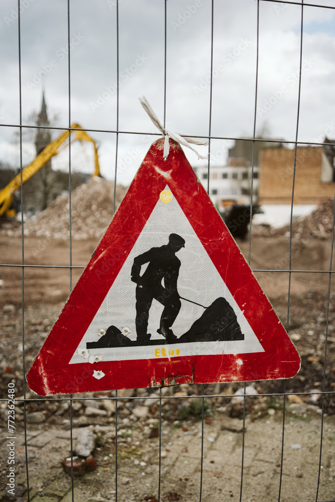 Panneau de travaux sur une grille devant un chantier Stock Photo ...