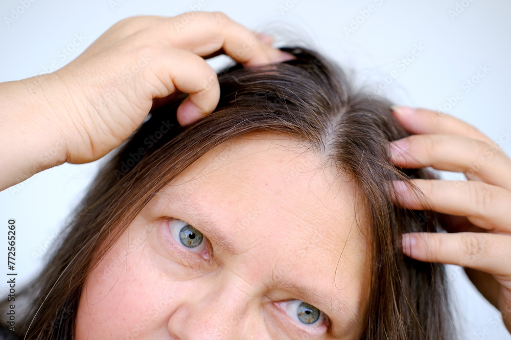 Foto de close up middle-aged female face, woman 45-50 years old looks ...