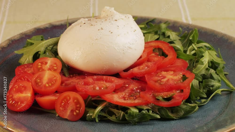 Vidéo Stock Burrata or Mozzarella cheese on fresh tomatoes and green ...