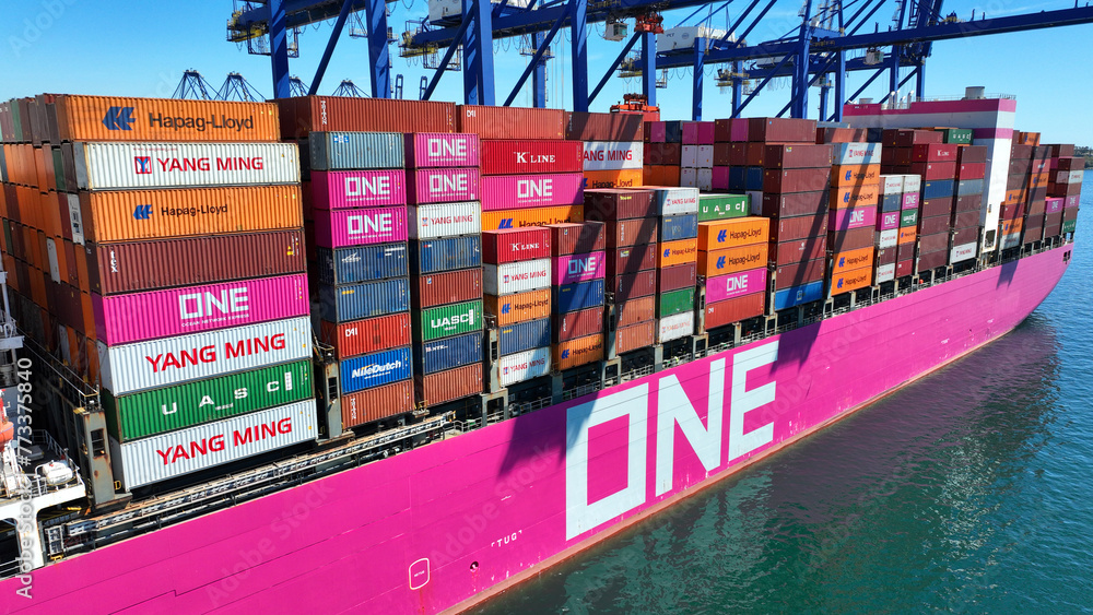 Foto de Aerial drone photo of ONE Manhattan container being loaded in ...